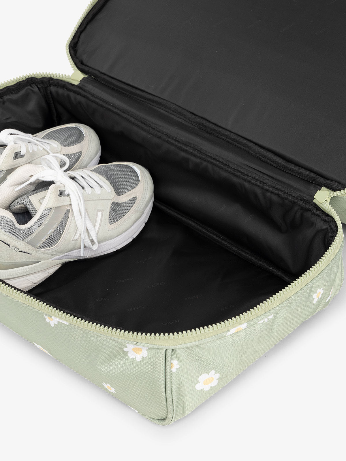 Stevyn Duffel Bag with Shoe Compartment in Daisy | CALPAK